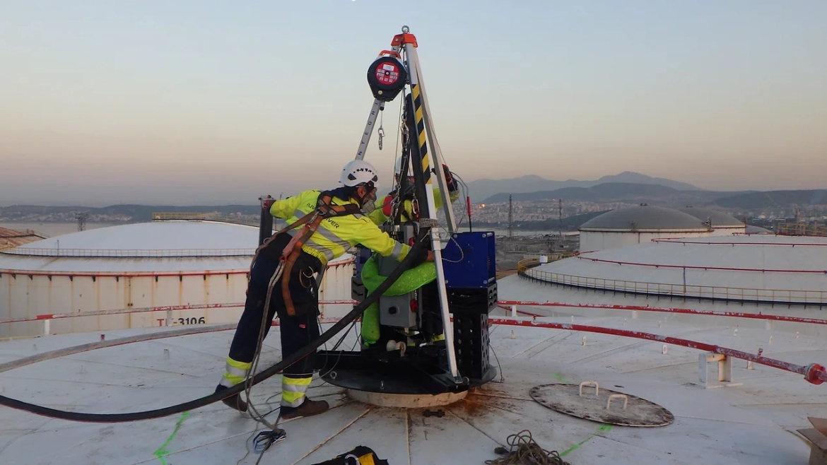 RUVI OilDiver – AIS Field